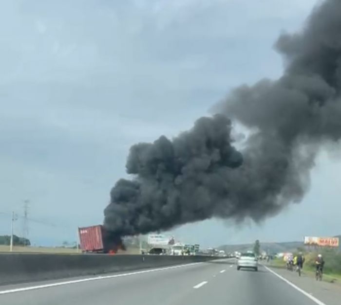 Carreta pega fogo na Dutra em Roseira e mobiliza equipes da RioSP e ...