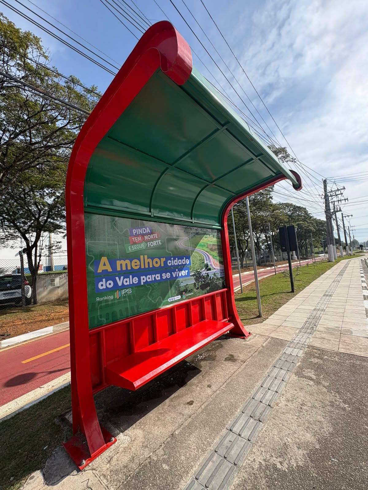 Pontos de ônibus de Pindamonhangaba recebem nova comunicação visual